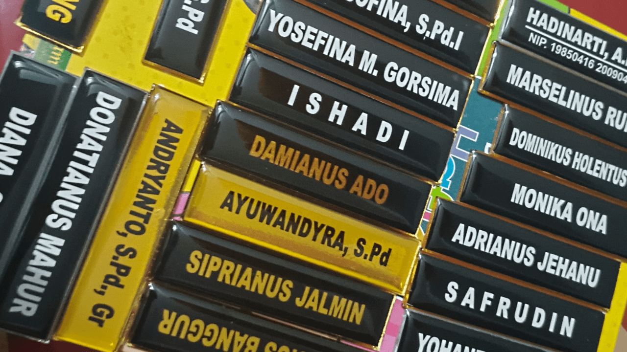 Desain Papan Nama Dada Kreatif dan Profesional – Komodo Digital